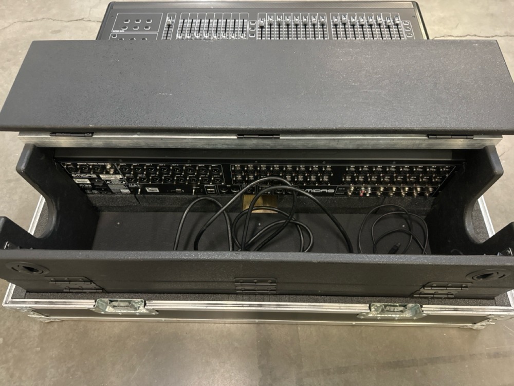 Midas M32 Digital Mixing Console & DL16 Stagebox w/ Cases