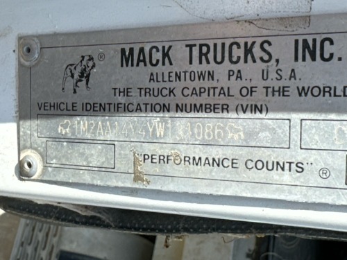 2001 Mack Winch Truck
